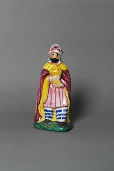 standing-wise-man-carrying-frankincense-small-coloured-figure